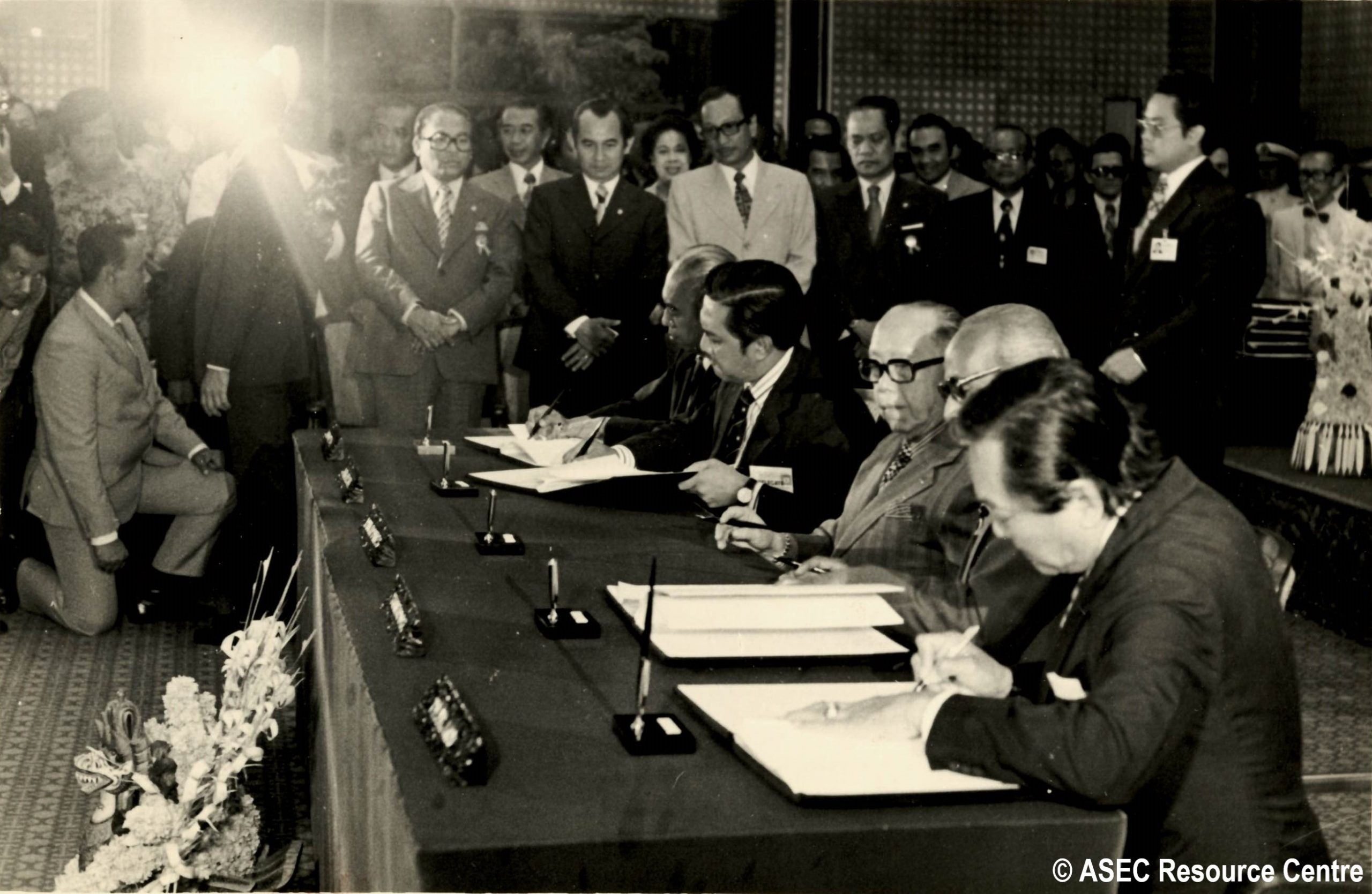 The Foreign Minister of ASEAN signed the Agreement on the Establishment ...