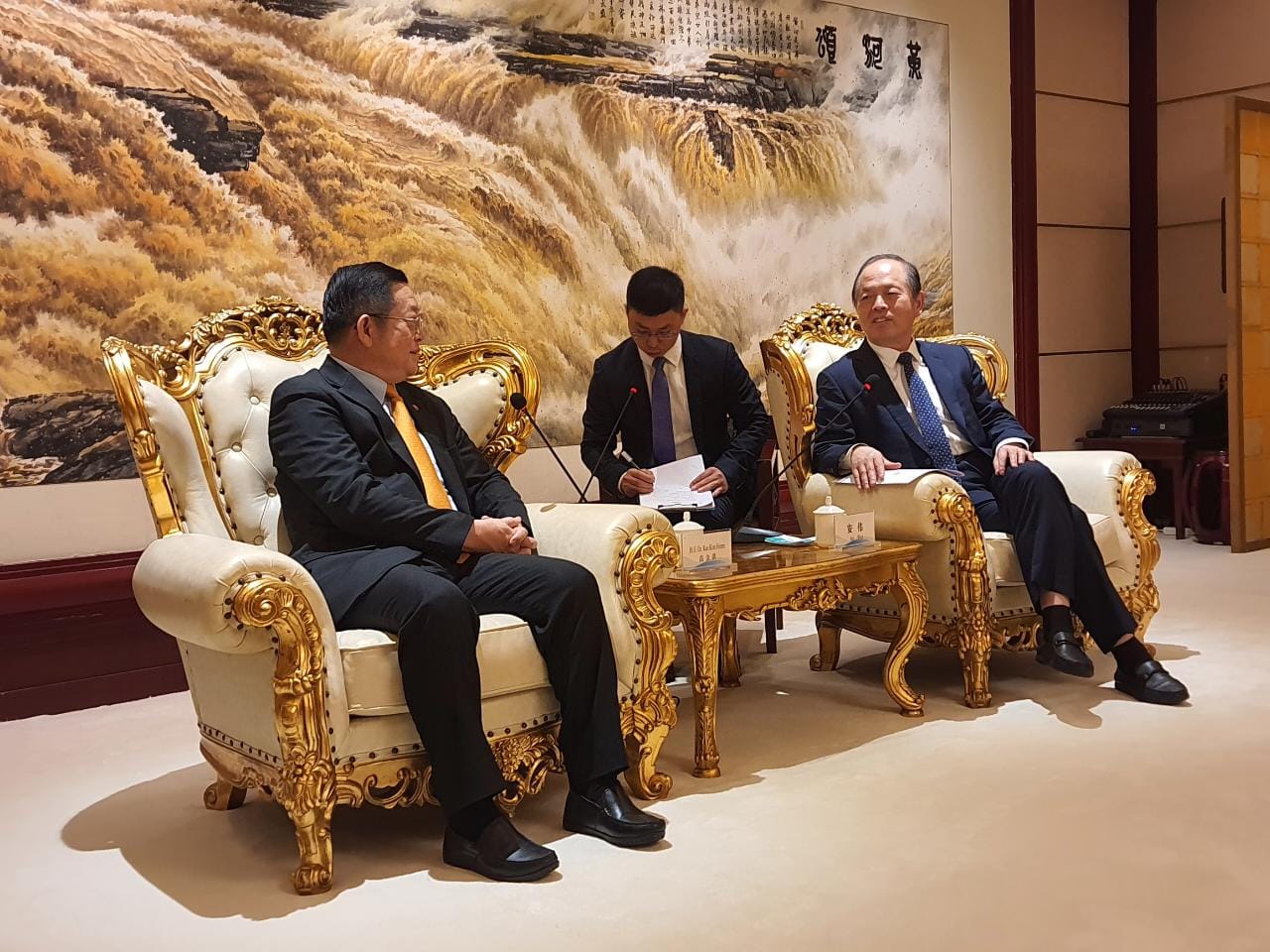 Secretary-General of ASEAN meets with Member of Standing Committee of ...