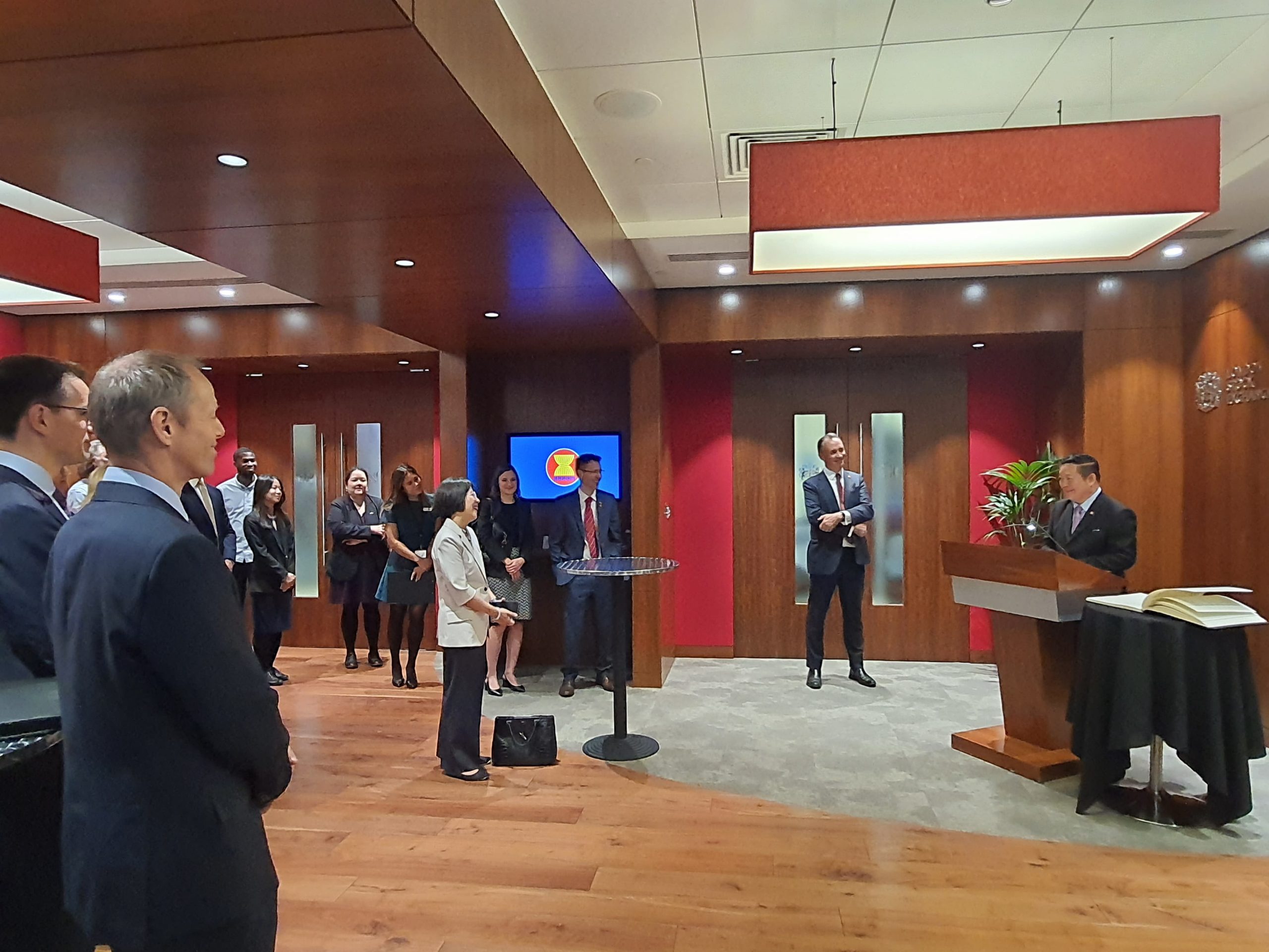 Secretary-General of ASEAN opens trading day at London Stock Exchange ...