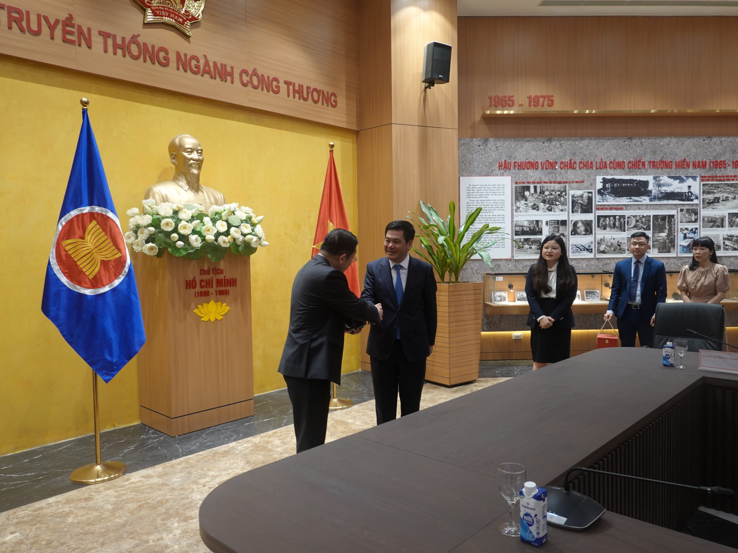 Secretary-General of ASEAN discusses AEC related issues with Minister ...