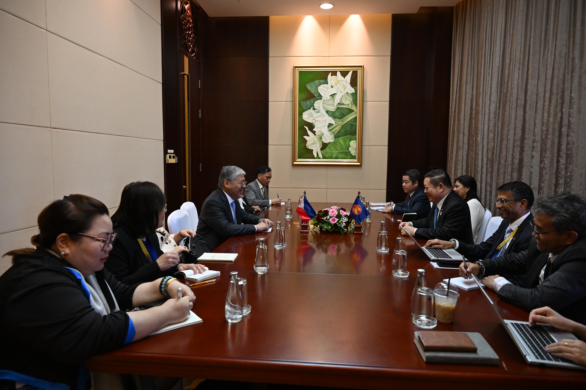 Secretary-General of ASEAN meets with Secretary for Foreign Affairs of ...