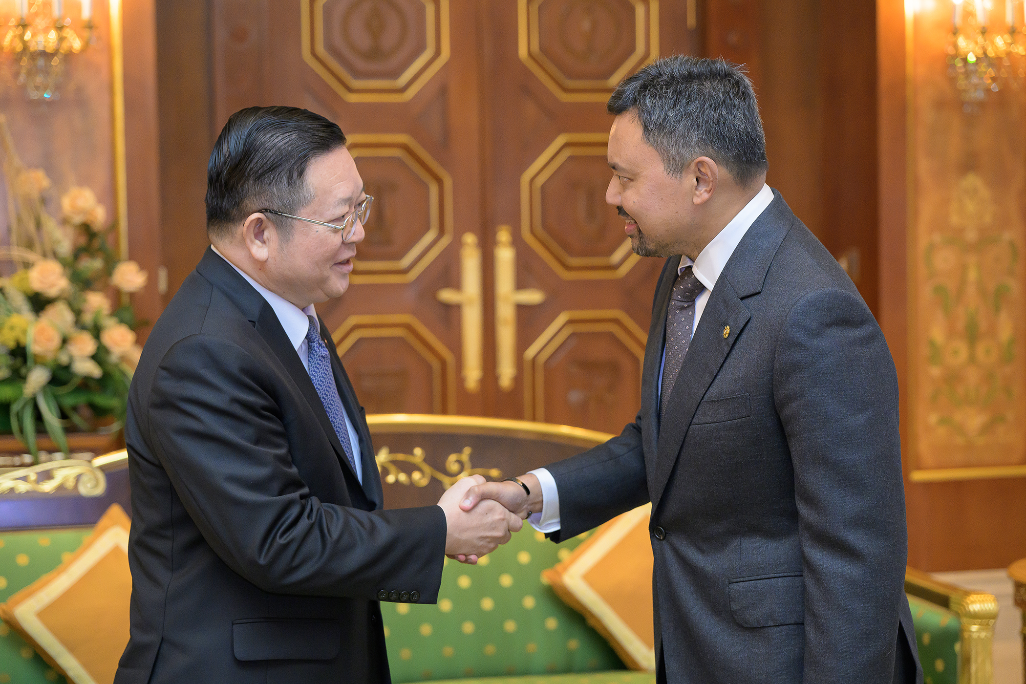 Secretary-General of ASEAN has an Audience with the Crown Prince and ...