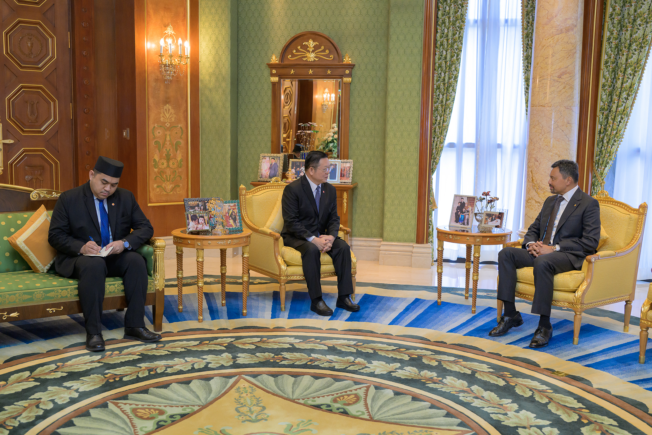 Secretary-General of ASEAN has an Audience with the Crown Prince and ...