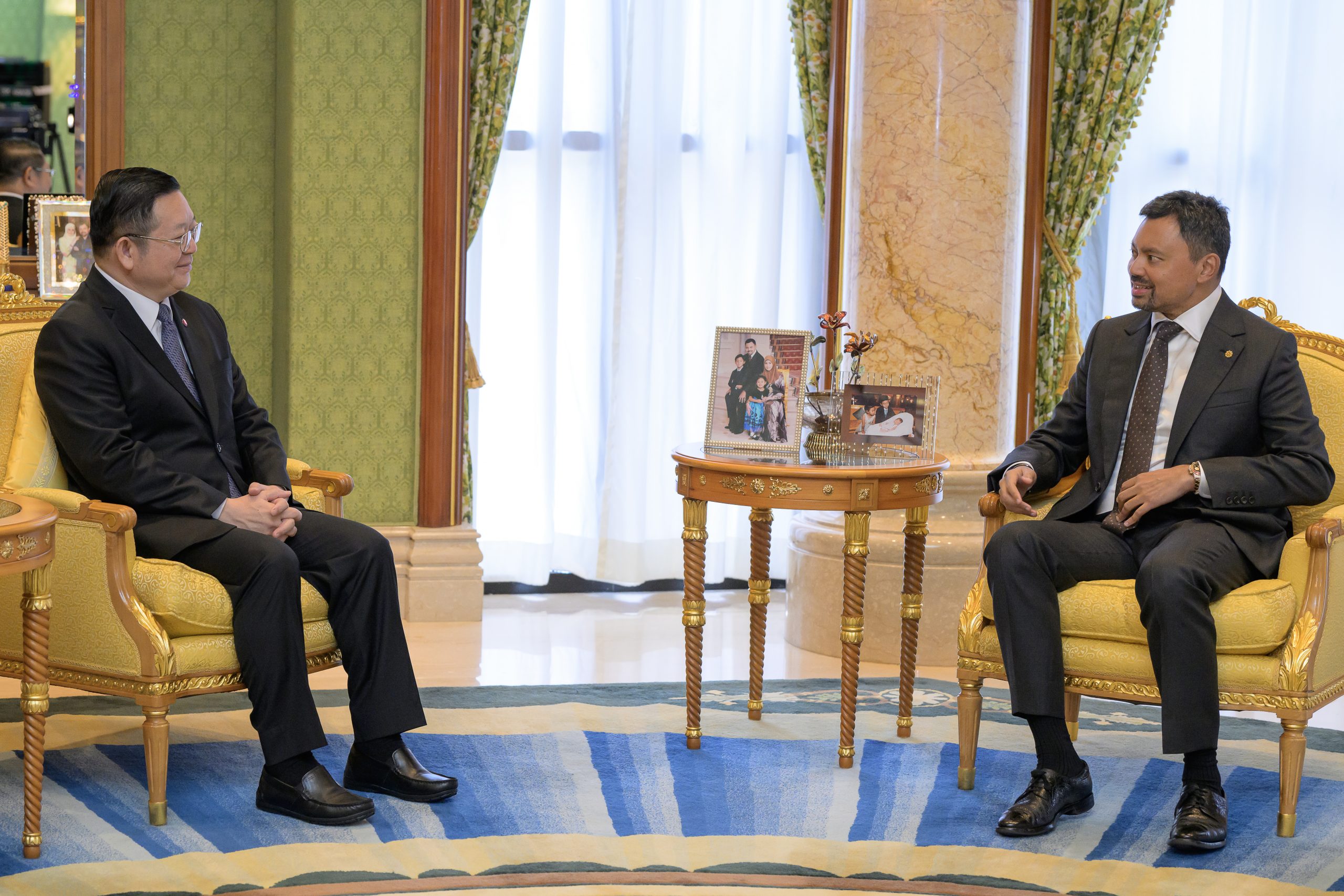 Secretary-General of ASEAN has an Audience with the Crown Prince and ...