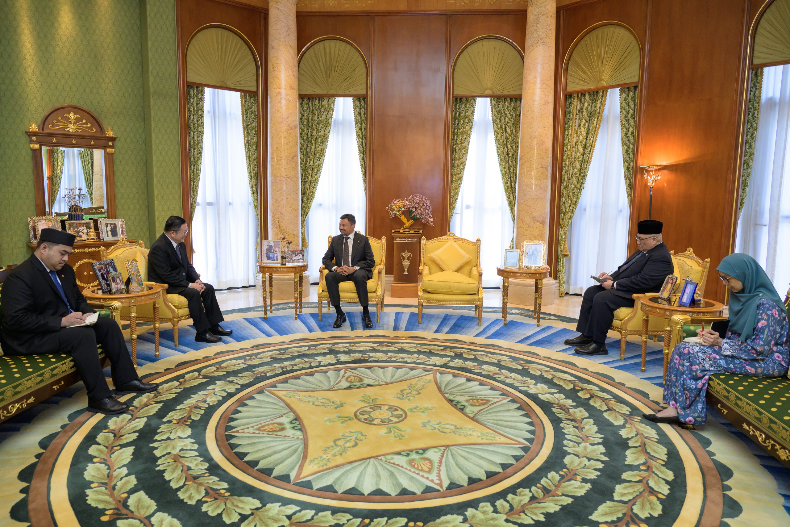 Secretary-General of ASEAN has an Audience with the Crown Prince and ...