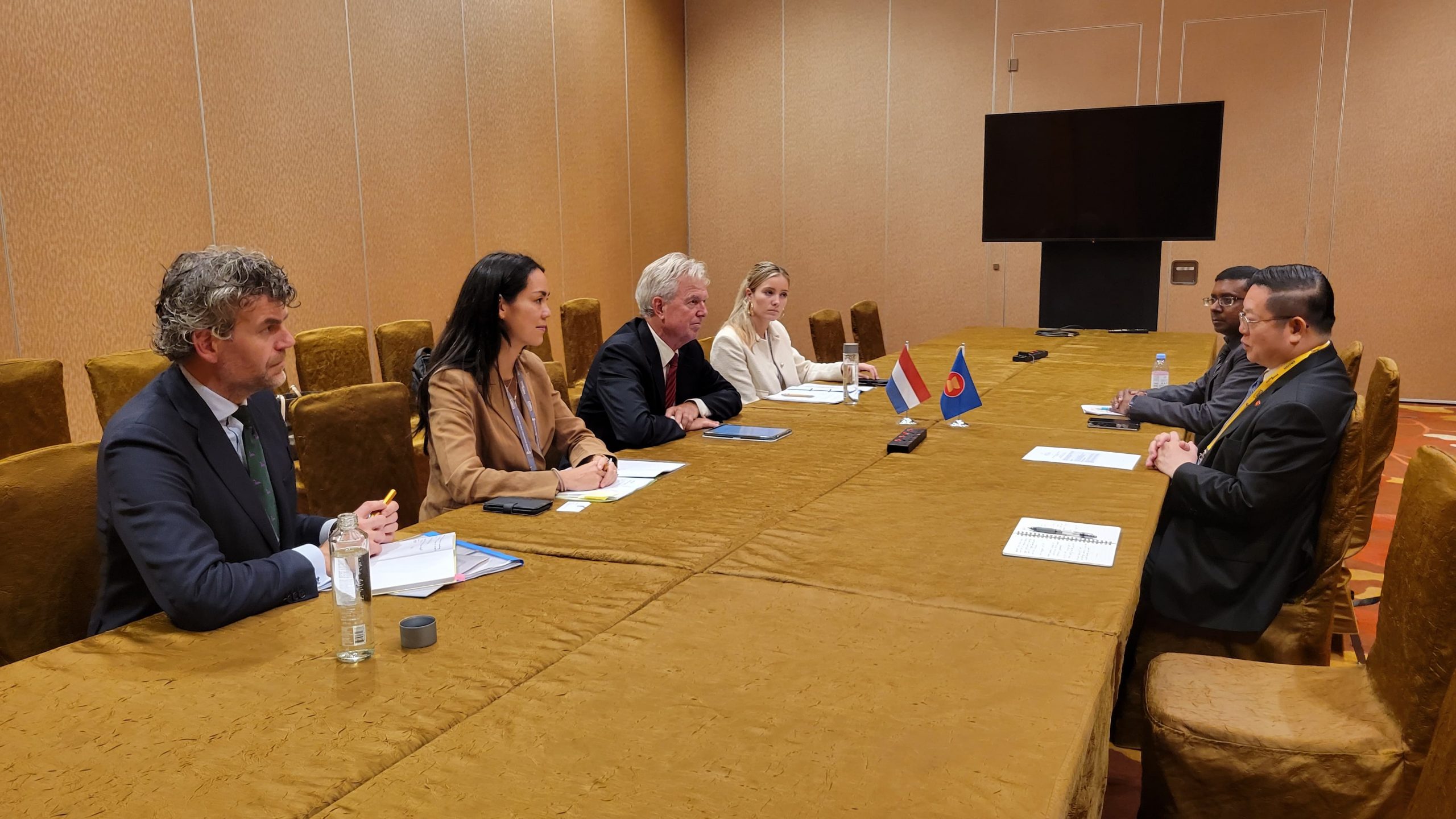 Secretary-General of ASEAN holds discussions with the Dutch Ambassador ...