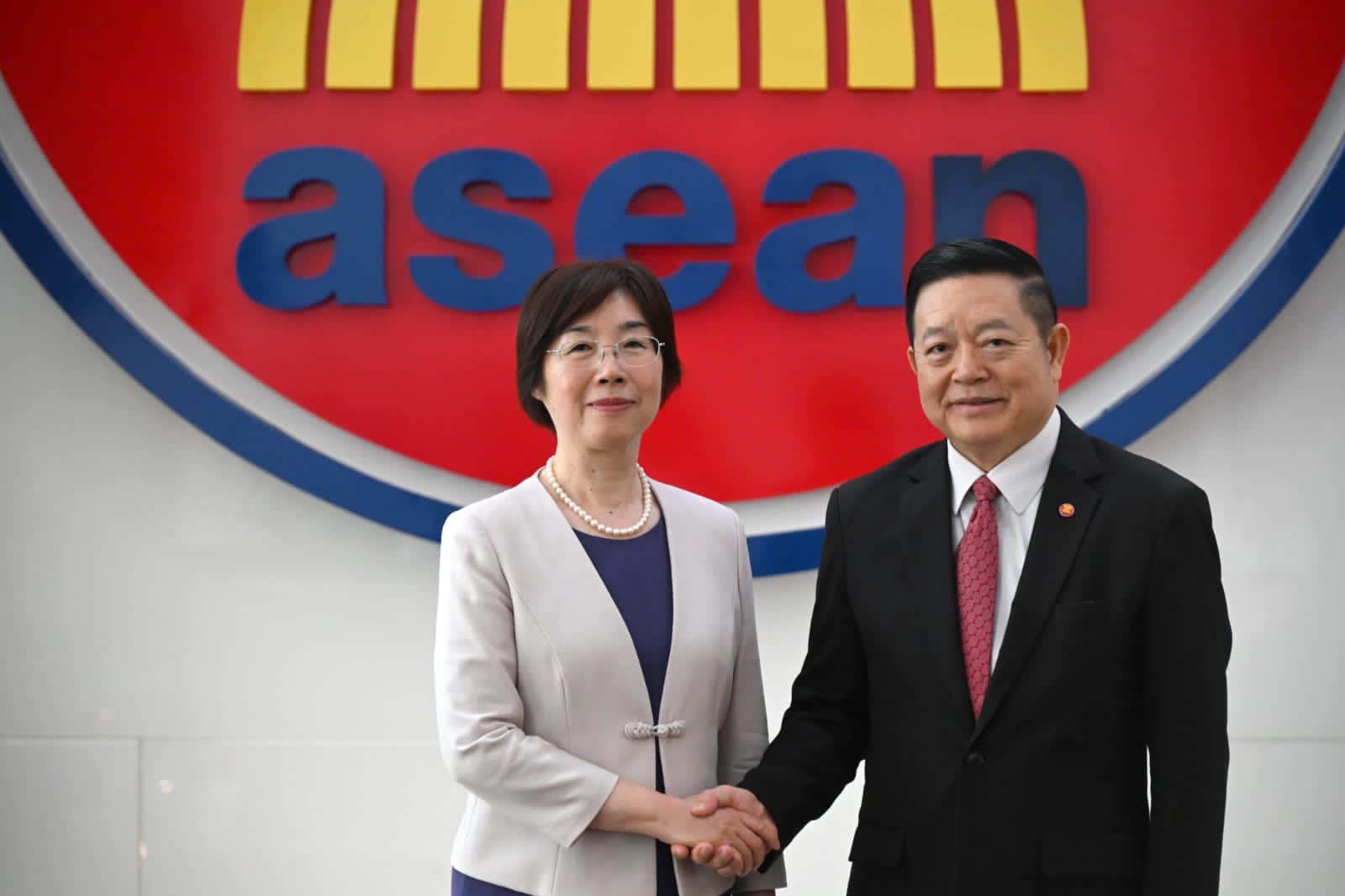 Secretary-General of ASEAN receives the new President and Chair of the ...
