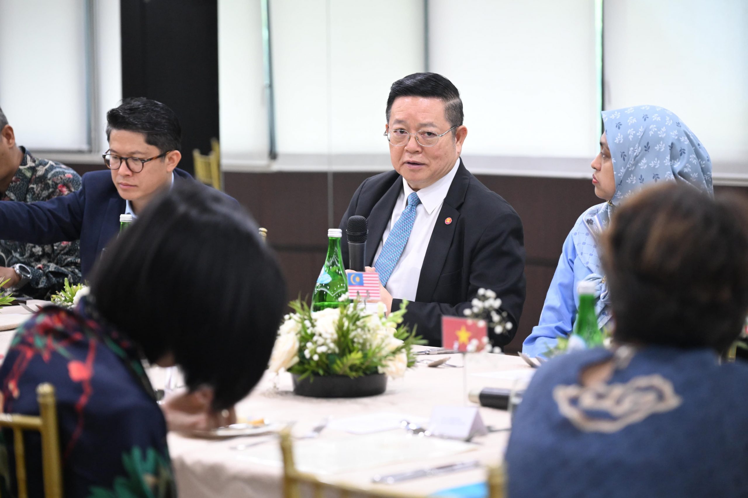 Secretary-General of ASEAN Hosts Working Lunch with the Committee of ...