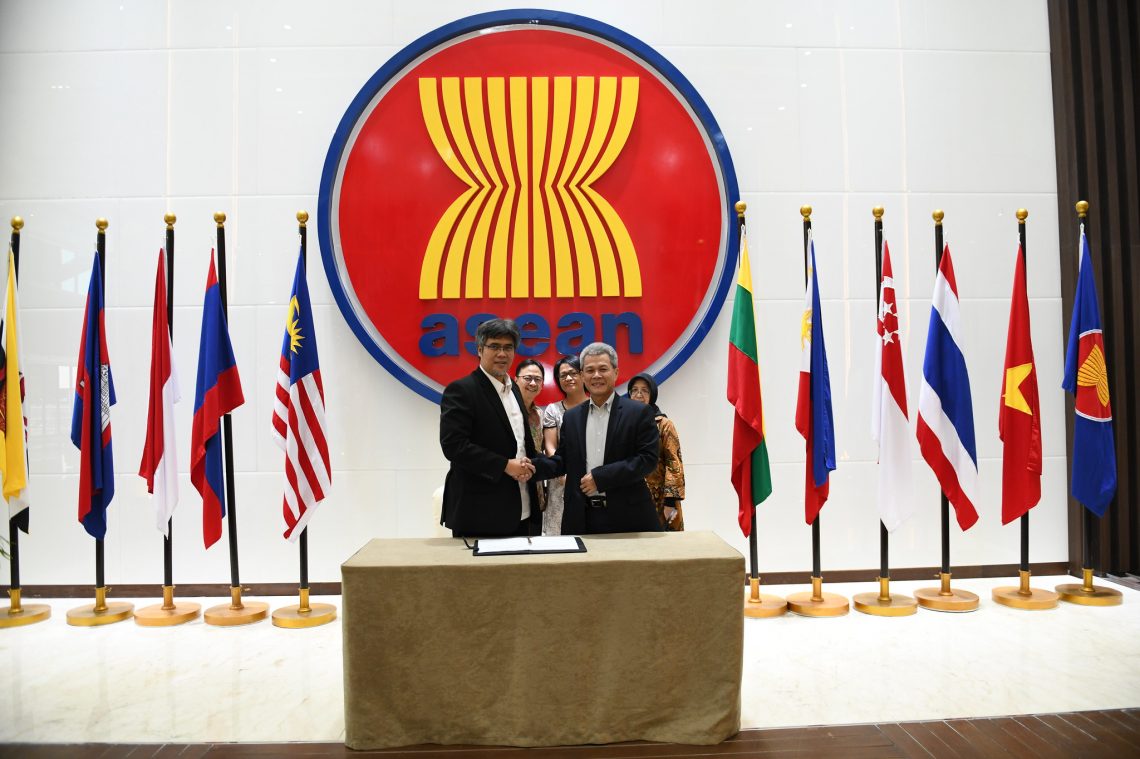 Signing of the contract by the new Executive Director of the ASEAN ...
